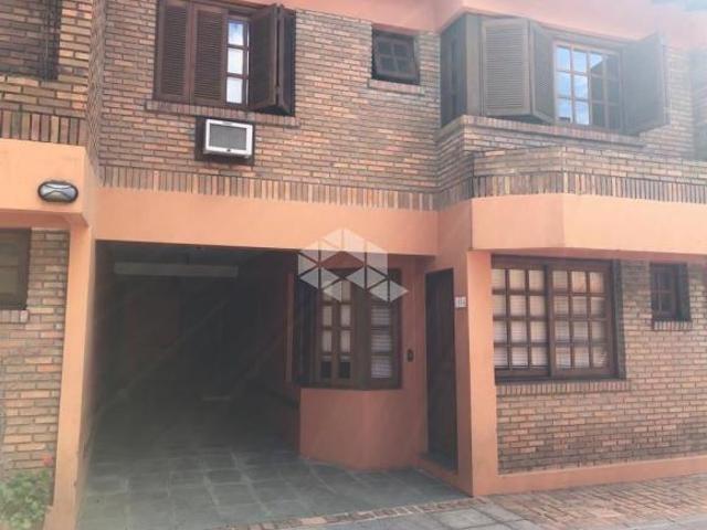 Casa em condomínio com 3 dormitórios/quartos sendo um suíte e duas vagas/box