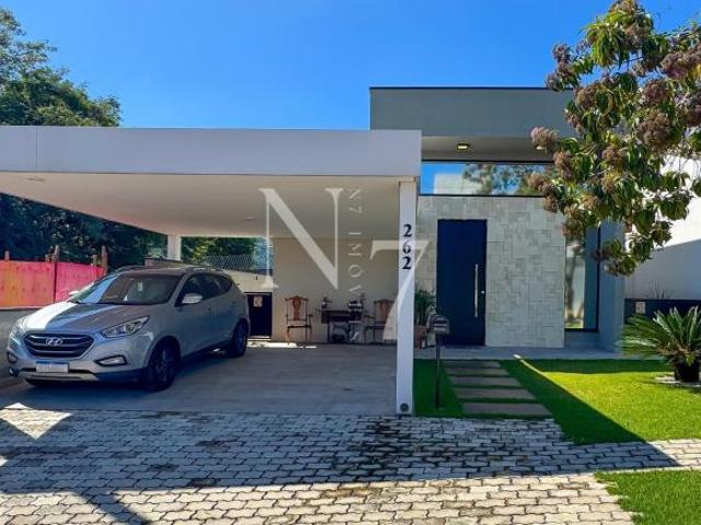 Casa em condomínio com 3 Suítes, móveis planejados, piscina !