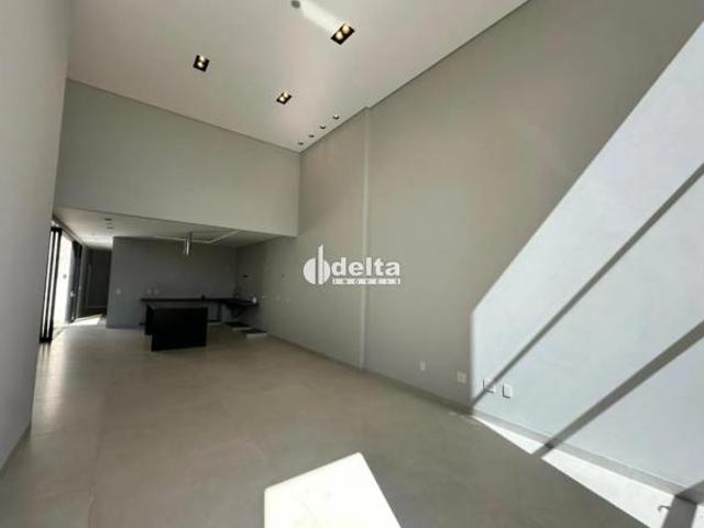 Casa em condomínio com 3 suítes disponível para venda no bairro Gávea, em Uberlândia MG
