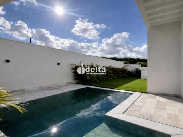 Casa em condomínio com 3 suítes disponível para venda no bairro Granja Marileusa em Uberlândia MG