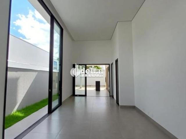Casa em condomínio com 3 suítes disponível para venda no bairro Jardim Botânico em Uberlândia MG
