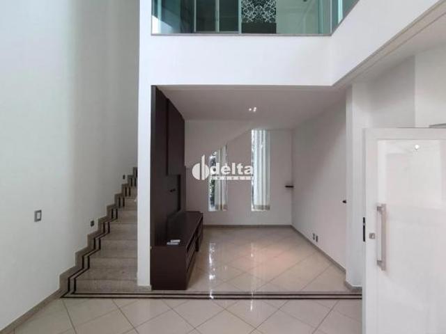 Casa em condomínio com 3 suítes, disponível para venda no bairro Jardim Inconfidência em Uberlândia