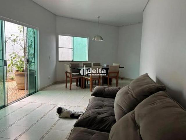 Casa em condomínio com 3 suítes disponível para venda no bairro Jardim Inconfidência em Uberlândia