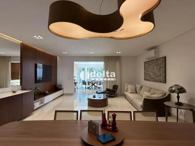 Casa em condomínio com 3 suítes, disponível para venda no bairro Jardim Karaiba em Uberlândia MG