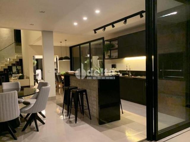 Casa em condomínio com 3 suítes, disponível para venda no bairro Jardim Sul em Uberlândia MG