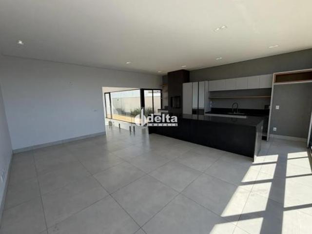 Casa em condomínio com 3 suítes disponível para locação e venda no bairro Granja Marileusa em Uberlâ