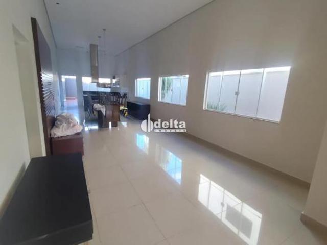 Casa em condomínio com 3 suítes disponível para locação e venda no bairro Laranjeiras em Uberlândia