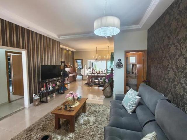 Casa em condomínio com 3 suítes disponível para locação e venda no bairro Nova Uberlândia em Uberlân