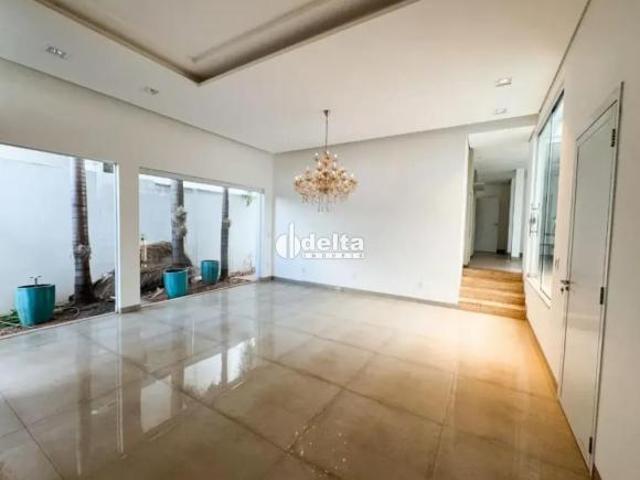 Casa em condomínio com 3 suítes disponível para locação no bairro Nova Uberlândia em Uberlândia MG