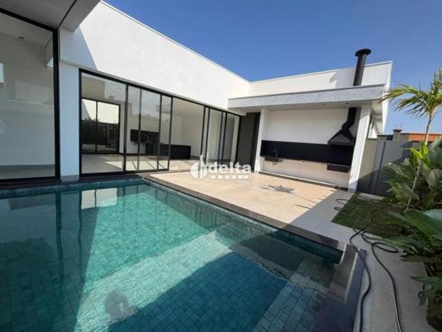 Casa em condominio com 3 suítes disponível para locação no bairro Santa Mônica em Uberlândia MG