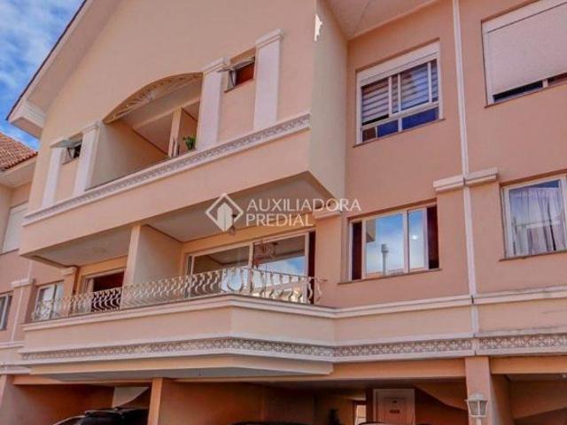 Casa em condomínio com 3 suítes e 3 vagas de garagem