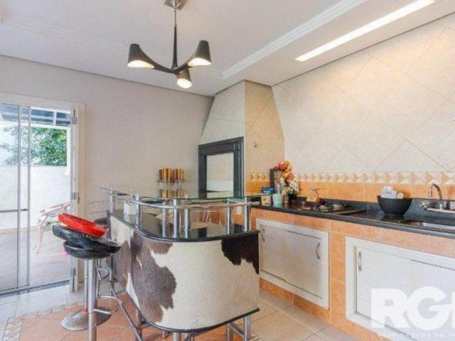 Casa em Condomínio com 3 Suítes, Espaço Gourmet e 5 Vagas de Garagem
