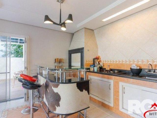 Casa em Condomínio com 3 Suítes, Espaço Gourmet e 5 Vagas de Garagem