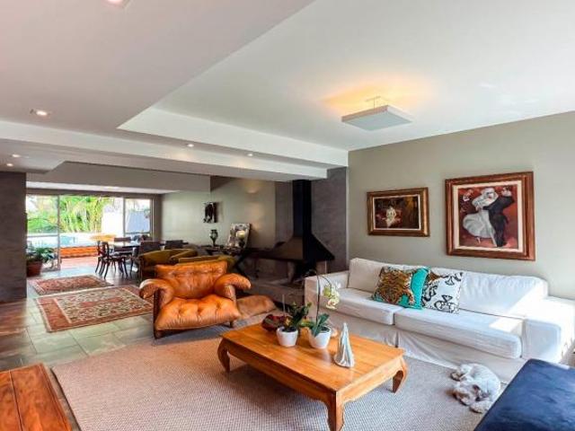 Casa em Condomínio com 3 Suítes, Espaço Gourmet e Jacuzzi a Minutos do Parque Barigui