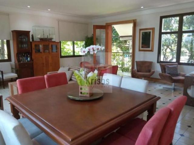 Casa em condomínio com 3 suítes, sendo 2 com varanda e mezanino e piscina exclusiva!