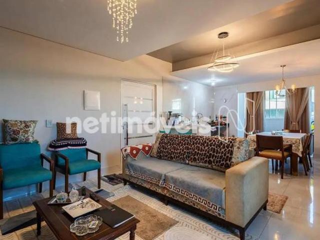 Casa em condominio com 3 pavimentos ampla