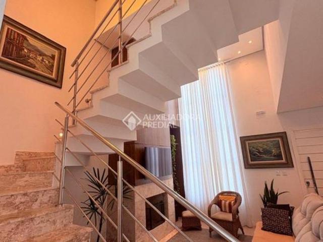 Casa em Condomínio com 3 Quartos e piscina