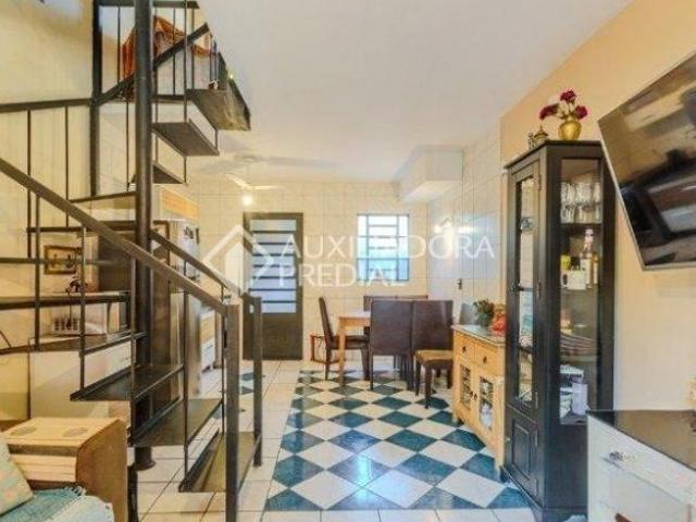 Casa em condomínio com 3 quartos e 2 vagas na Cavalhada