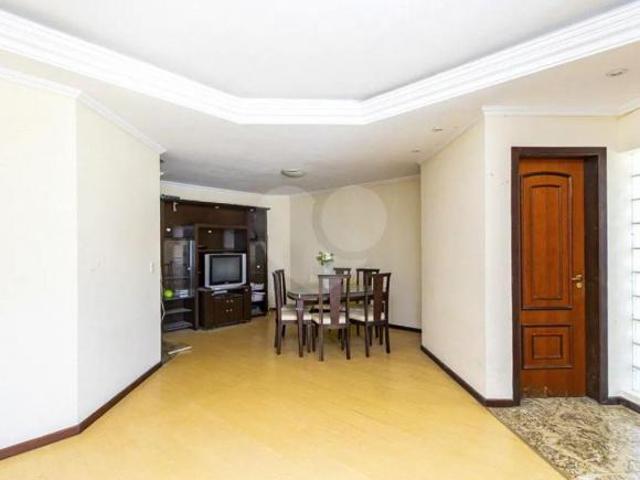 Casa em condomínio com 3 quartos e 311 m² à venda em Juvevê