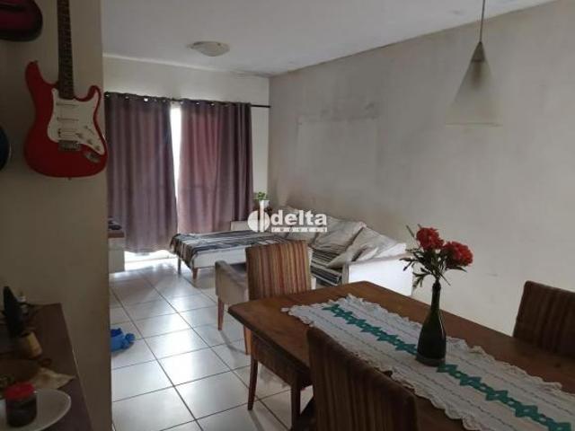 Casa em condomínio com 3 quartos sendo 1 suíte disponível para venda no bairro Aclimação em Uberlând