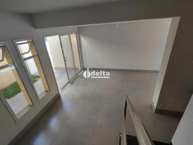 Casa em condomínio com 3 quartos sendo 1 suíte disponível para venda no bairro Martins em Uberlândia