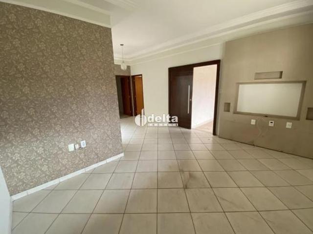 Casa em condomínio com 3 quartos sendo 1 suíte, disponível para locação no bairro Jardim Holanda em