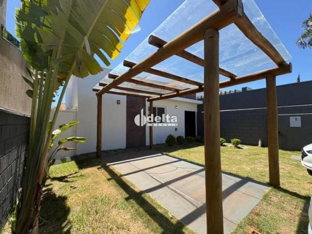 Casa em condomínio com 3 quartos sendo 1 suíte disponível para locação no bairro Laranjeiras em Uber