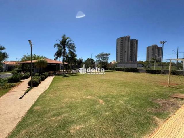 Casa em condomínio com 3 quartos sendo 1 suíte disponível para locação no bairro Laranjeiras em Uber