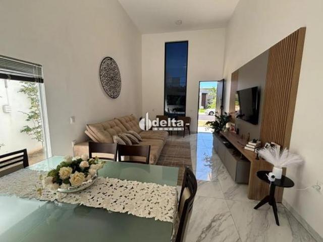 Casa em condomínio com 3 quartos sendo 2 suítes disponível para locação e venda no bairro Shopping P