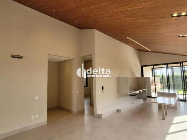 Casa em condomínio com 3 quartos sendo 2 suítes disponível para venda no bairro Gávea em Uberlândia