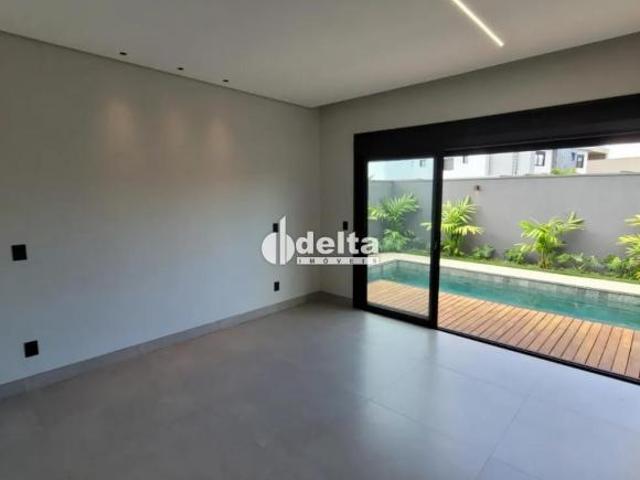 Casa em condomínio com 3 quartos, sendo 2 suítes, disponível para venda no bairro Granja Marileusa
