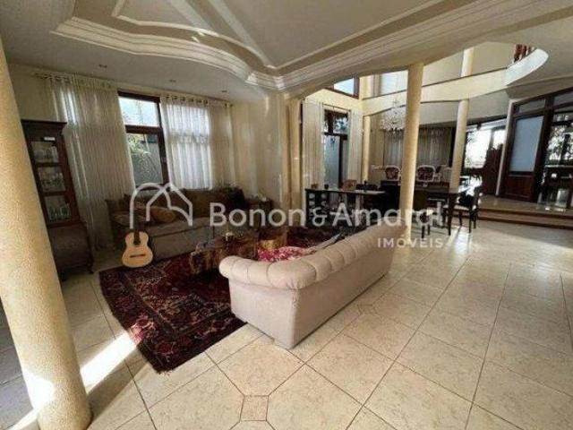 Casa em condomínio com 442 m² e 4 suítes
