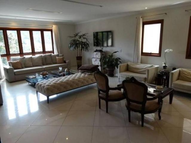 Casa em Condomínio com 450m², 5 quartos, 3 suítes, com Piscina!