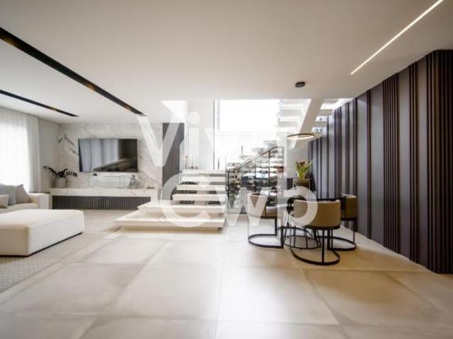 Casa em condomínio com 450m² Privativos, 4 suítes e 3 vagas em Santa Felicidade