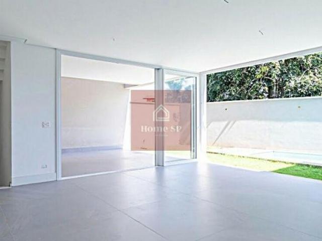 Casa em Condomínio com 408 m2, 4 suítes, 4 vagas, com piscina