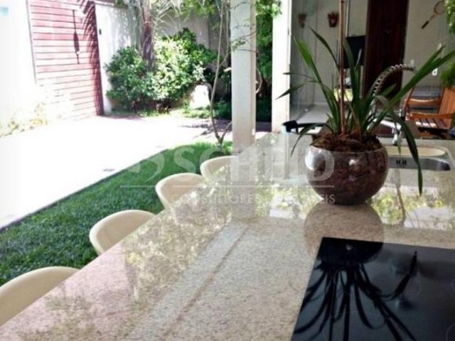 Casa em Condomínio com 4 dormitórios, 4 suítes e 6 vagas de garagem