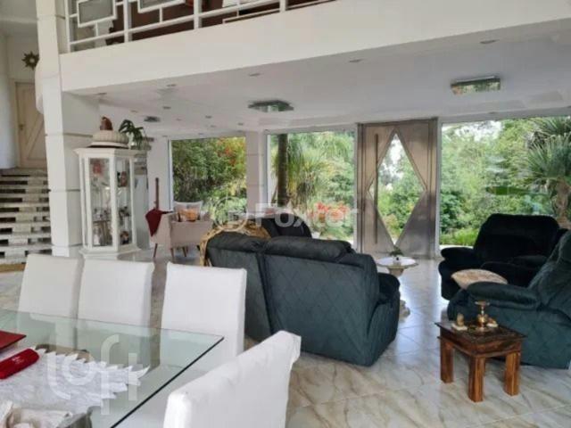 Casa em Condomínio com 4 dormitórios em Barueri