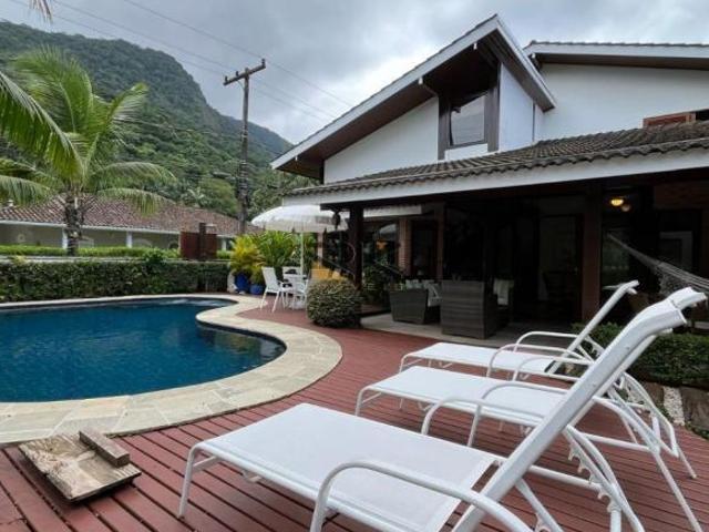 CASA EM CONDOMINIO COM 4 DORMITÓRIOS SENDO 3 SUÍTES,3 VAGAS DE GARAGEM,VARANDA GOURMET COM CHURRASQU