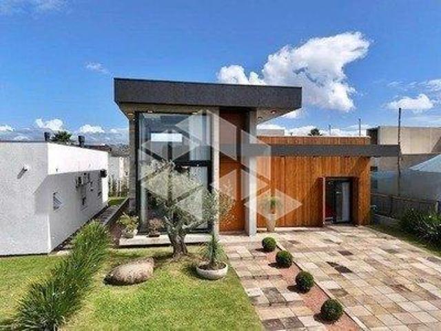 Casa em condomínio com 4 suítes mobiliada e decorada em Capão da Canoa