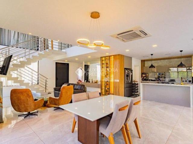Casa em condomínio com 4 suítes, de alto padrão com piscina em condomínio exclusivo!