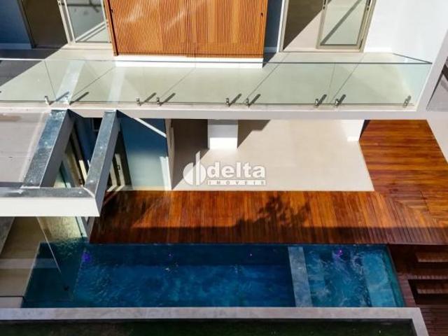 Casa em condomínio com 4 suítes disponível para venda no bairro Jardim Sul em Uberlândia MG