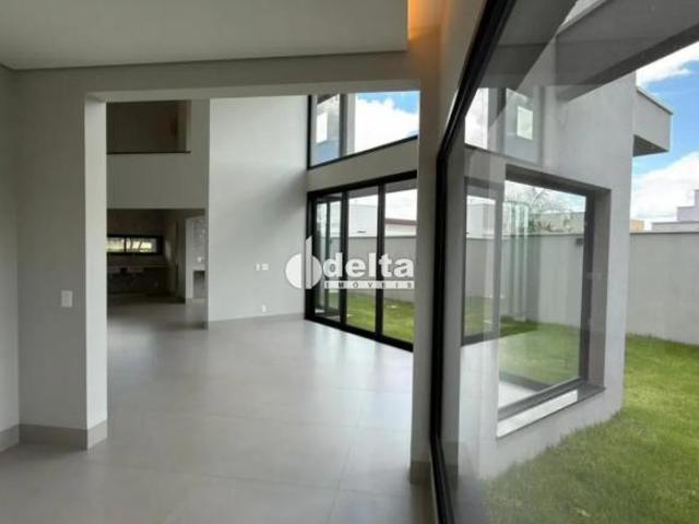 Casa em condomínio com 4 suítes disponível para venda no bairro Jardim Sul em Uberlândia MG