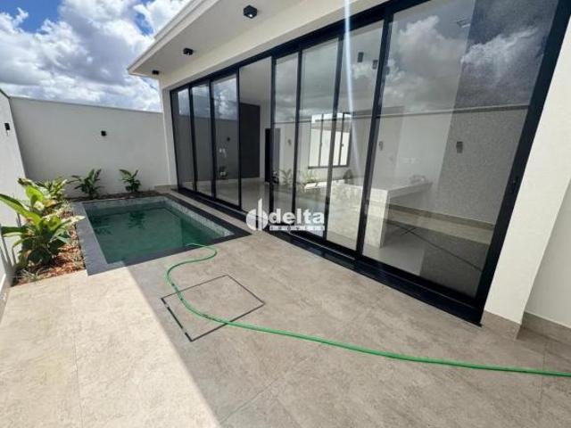 Casa em condomínio com 4 suítes disponível para venda no bairro Novo Mundo em Uberlândia MG