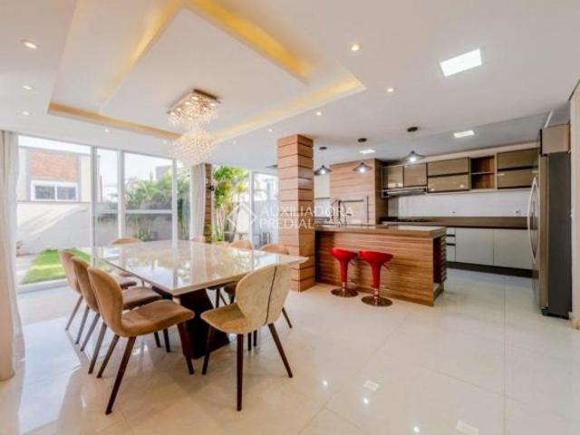 Casa em Condomínio com 4 suítes em Porto Alegre