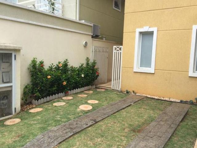 Casa em Condomínio com 4 suítes, lareira, 3 vagas, jardim Vila São Francisco