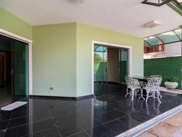 Casa em condomínio com 4 suítes, lazer completo e vista privilegiada em Alphaville 11