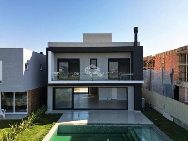 Casa em condominio,com 4 suites, piscina beira do lago