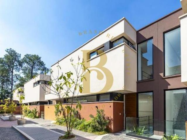Casa em Condomínio com 4 Suítes, Piscina e 4 Vagas ? 531 m² de Conforto