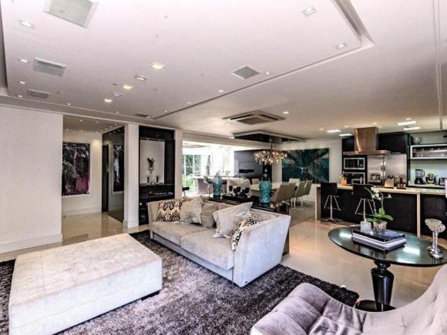 Casa em condomínio com 4 suítes