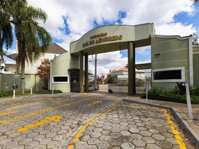 Casa em Condomínio com 4 quartos e 3 vagas cobertas em Curitiba